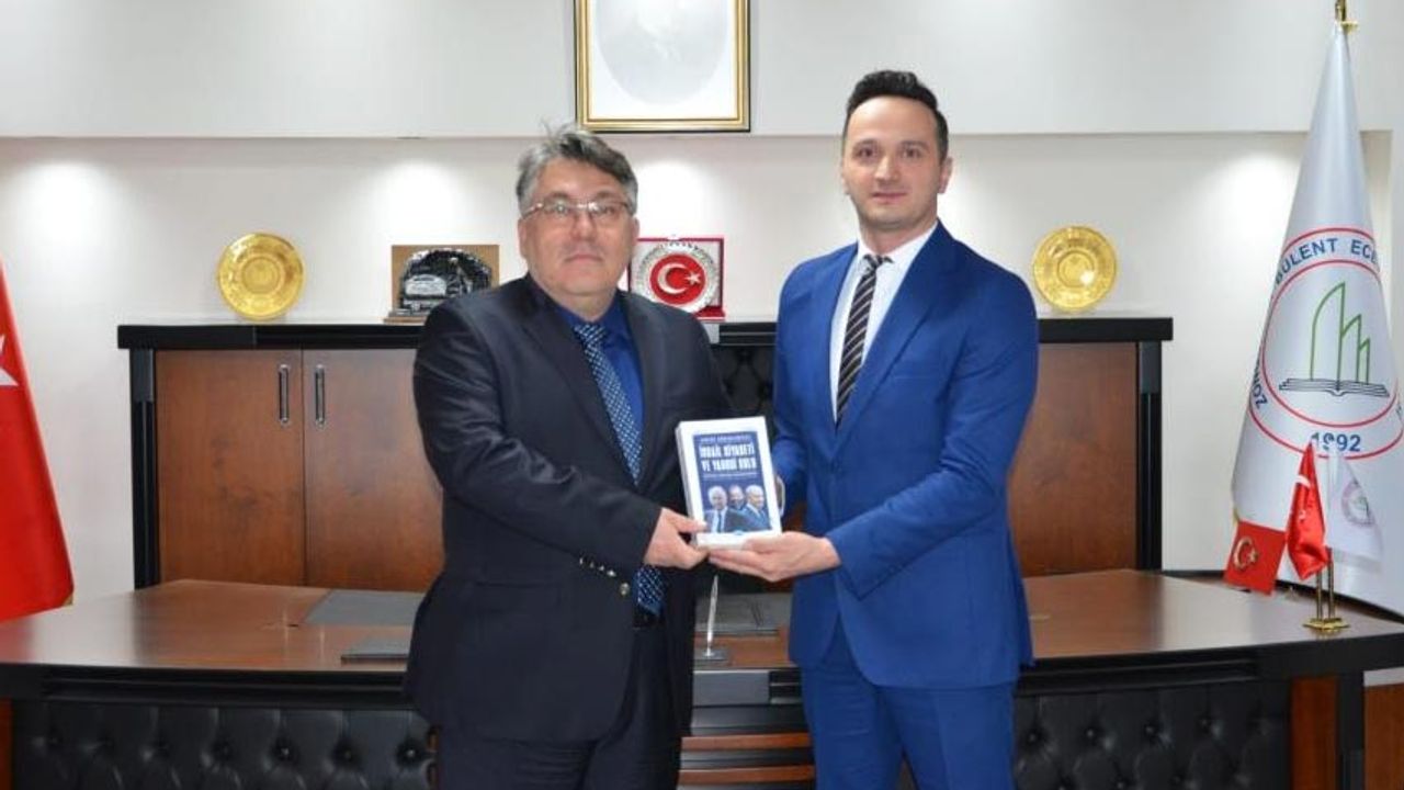 Dr. Remzi Çetin, kitabını Rektör İsmail Hakkı Özölçer’e takdim etti ...
