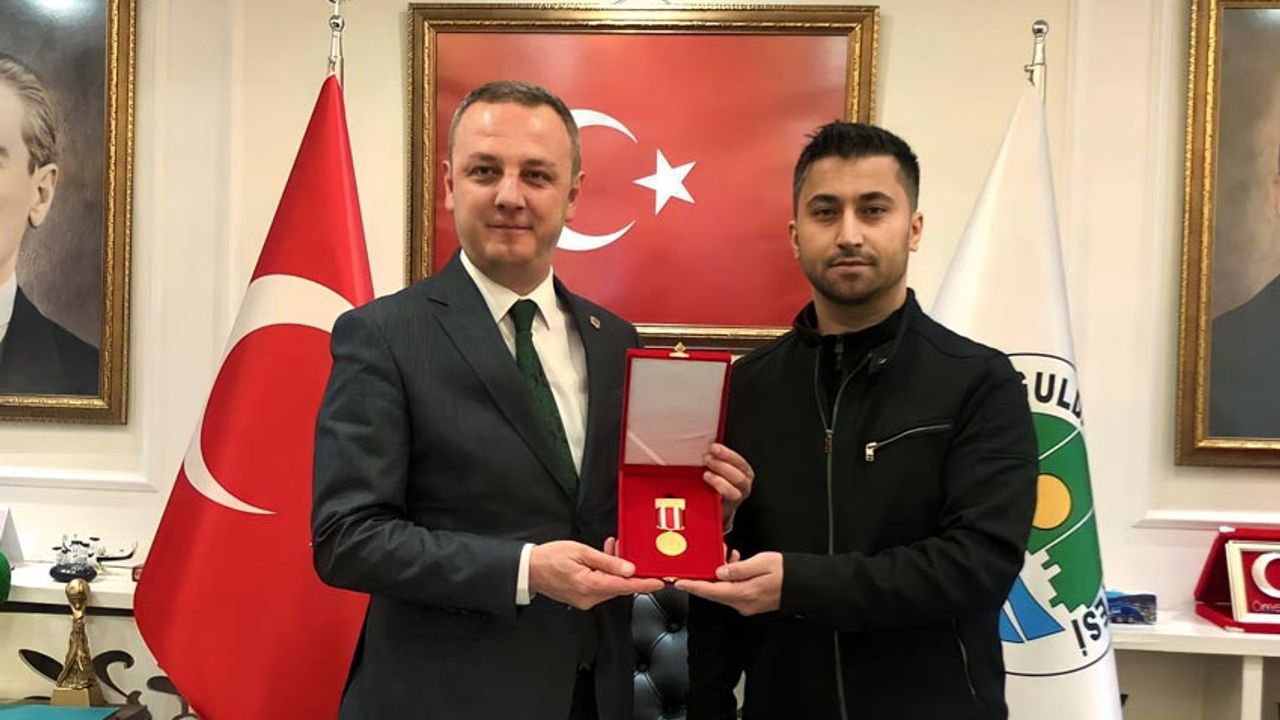 Cumhurbaşkanı Yardımcısından üstün fedakarlık madalyasını aldı ...