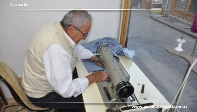 12 metrekarelik dükkanında mesleğini ayakta tutmaya çalışıyor ...