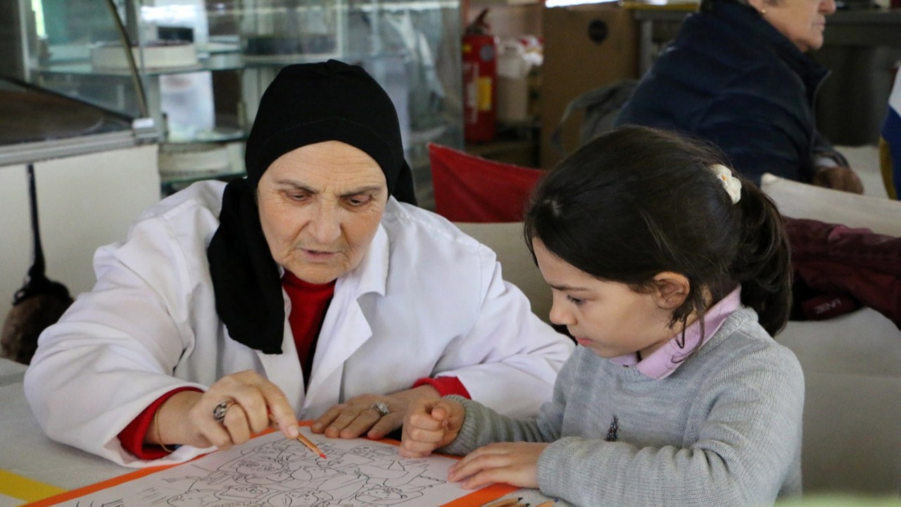 Minik ressamlar, yaşlı vatandaşlarla resim yaptı - Zonguldak Pusula Son ...