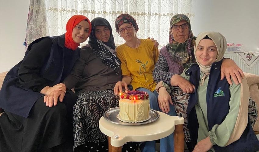 79 yaşına giren Pambuk ninenin ilk kez doğum günü kutlandı - Zonguldak ...