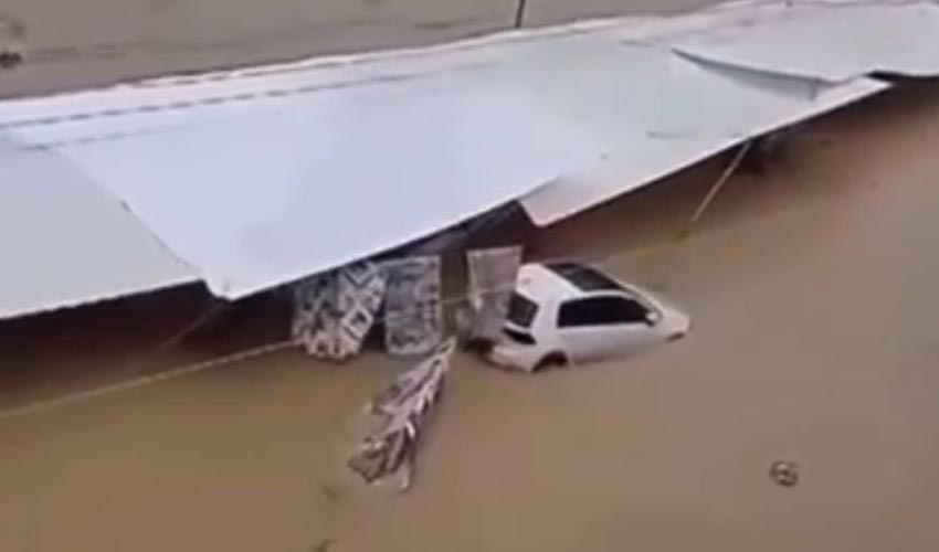 Sel sularında metrelerce sürüklendi: O anlar kamerada - Zonguldak ...