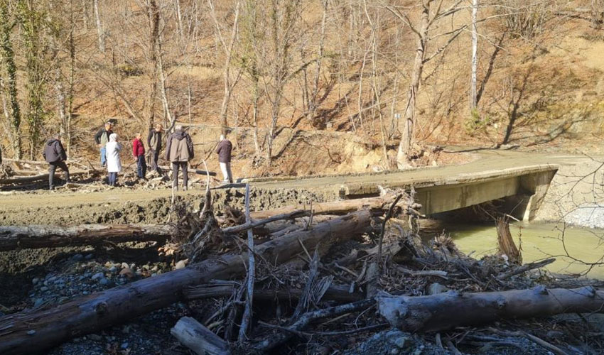 Sel felaketinde ağır hasar alan köprünün yerine ahşap köprü - Zonguldak ...