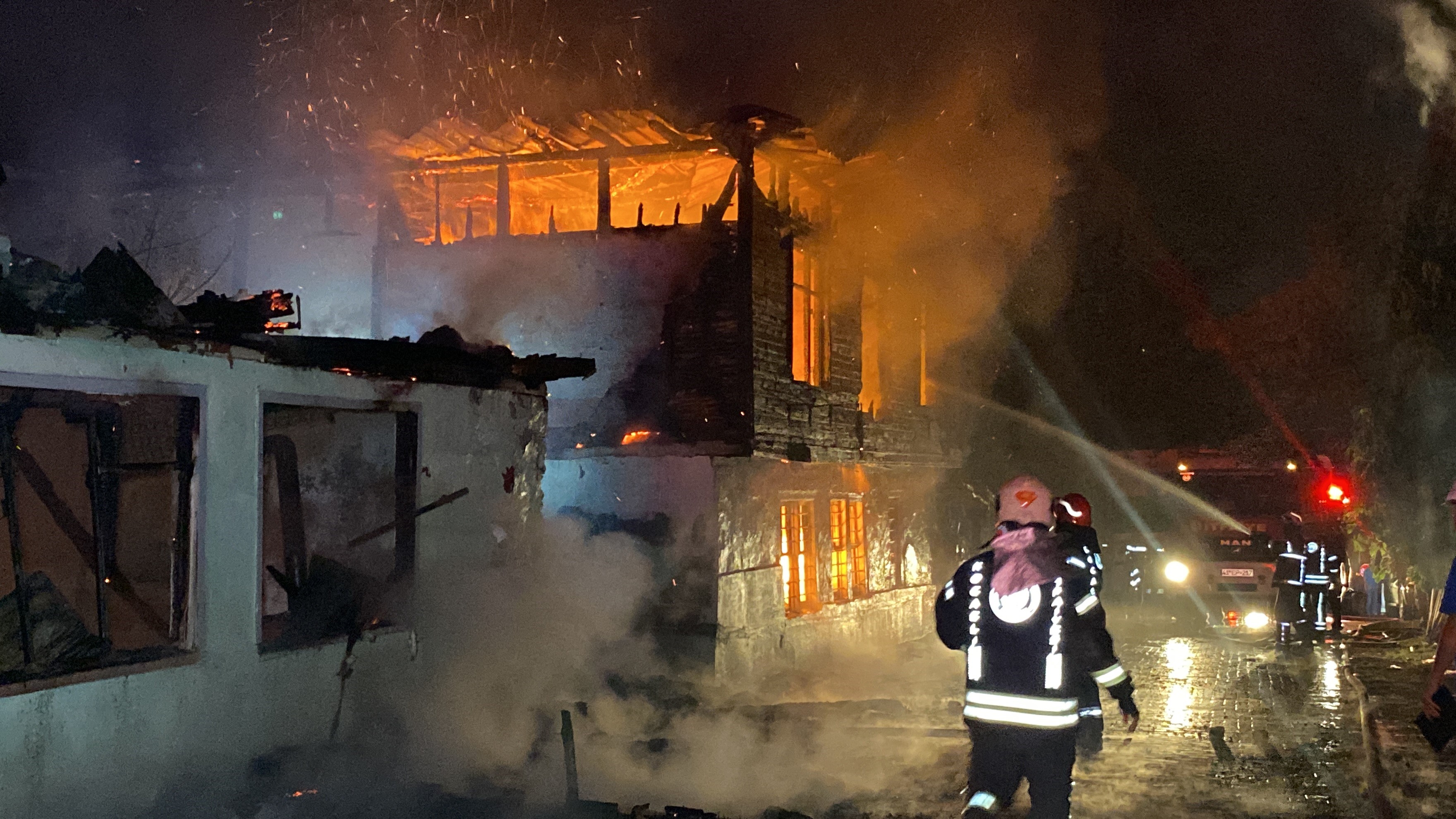 Sabaha karşı yangın paniği: İki ahşap ev kül oldu - Zonguldak Pusula ...