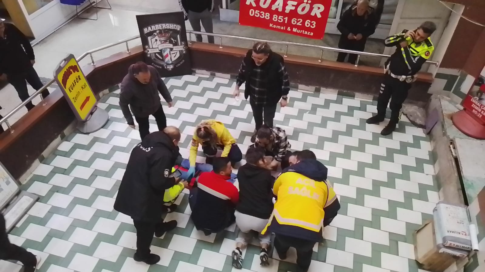 Emral Çarşısı'nda intihar girişimi: Kanlar içinde kaldı! - Zonguldak ...