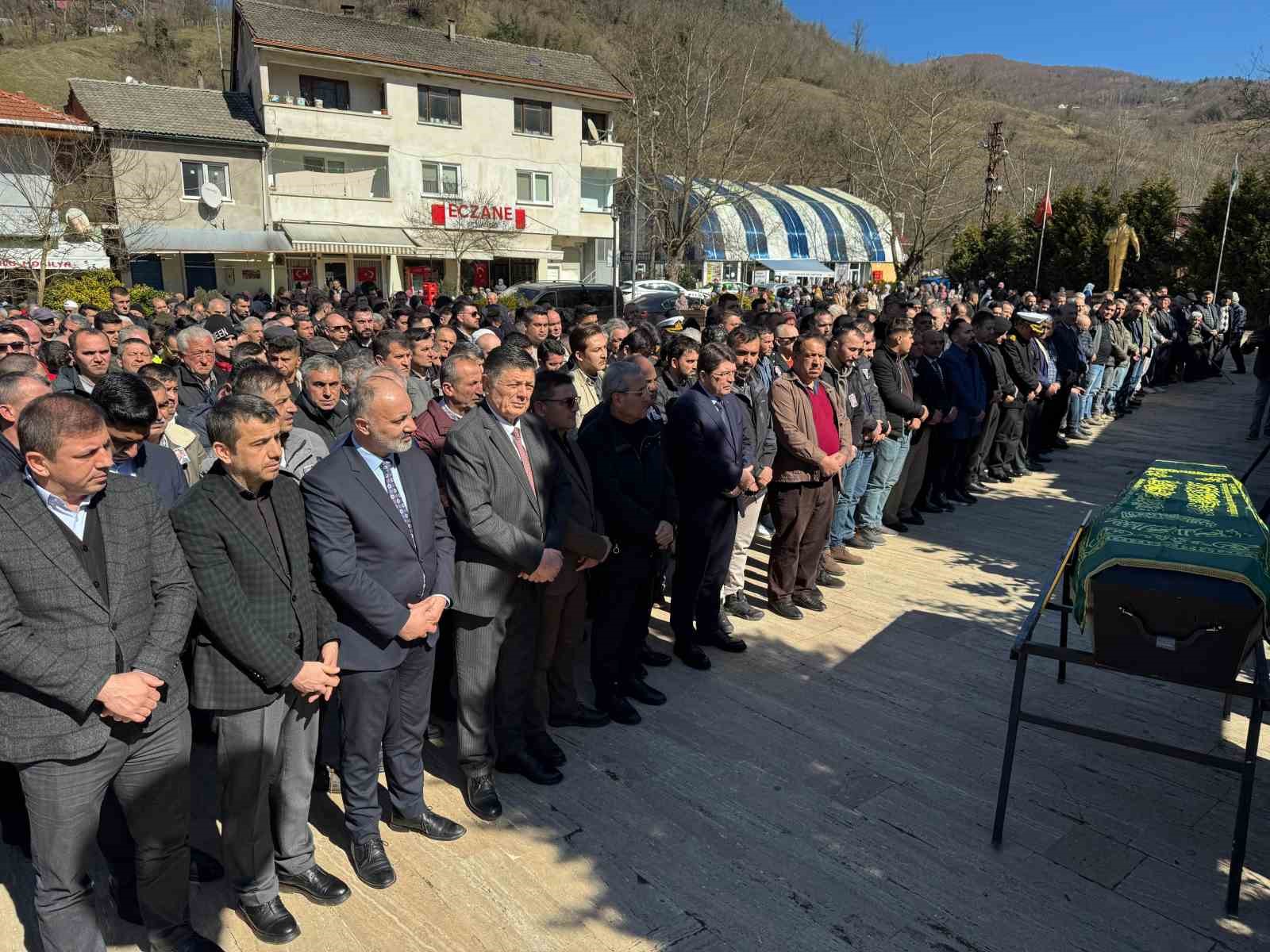 Bakan Yılmaz Tunç, Zeki Erdoğan'ın cenaze törenine katıldı - Zonguldak ...